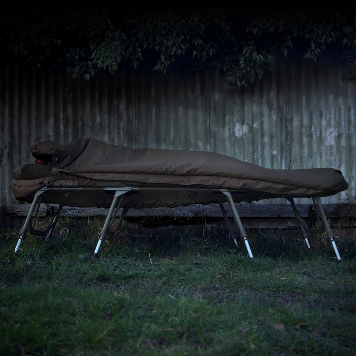 Trakker RLX 8 Leg Bed System